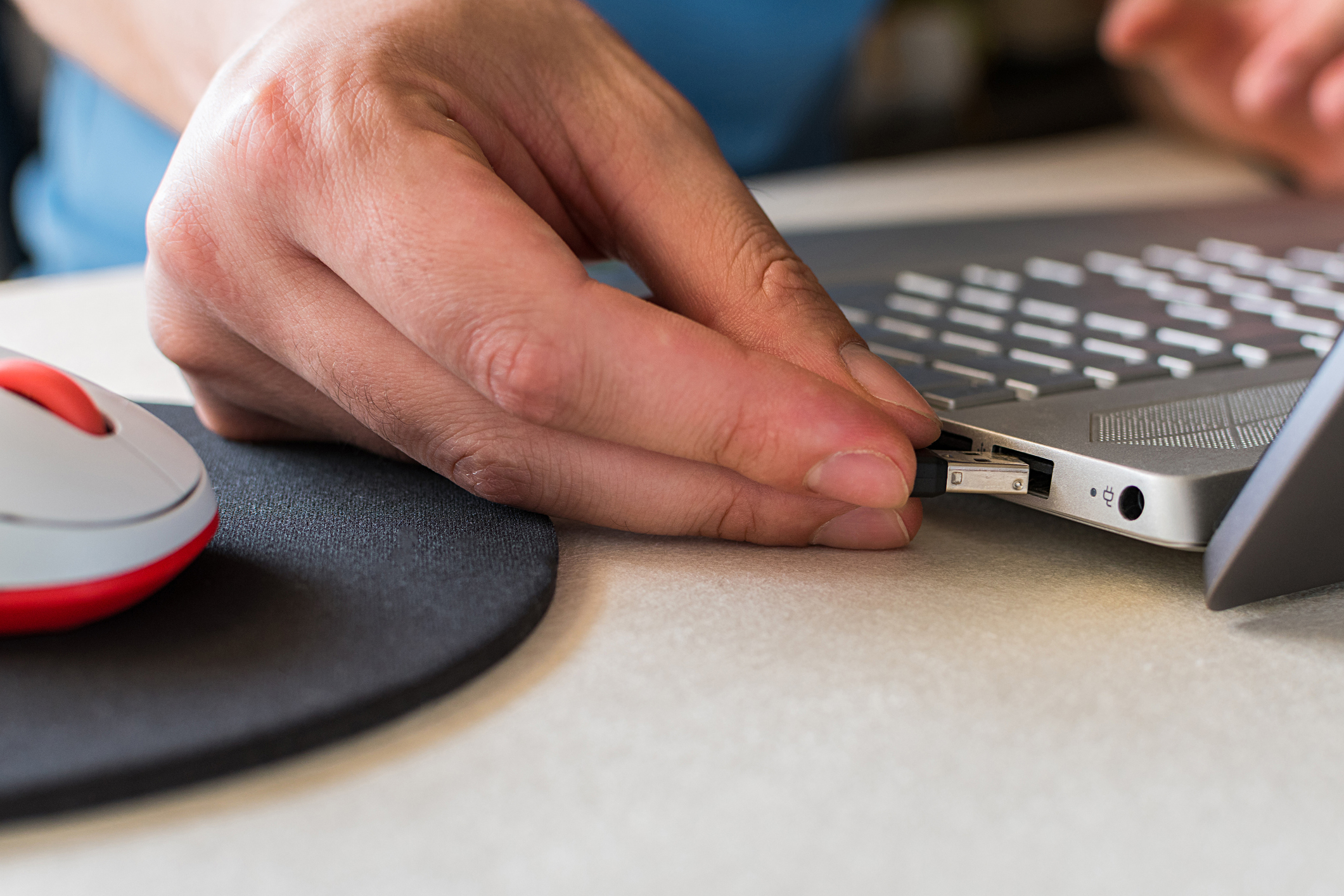 The smarter way to enable wireless sharing in meeting spaces - DisplayNote